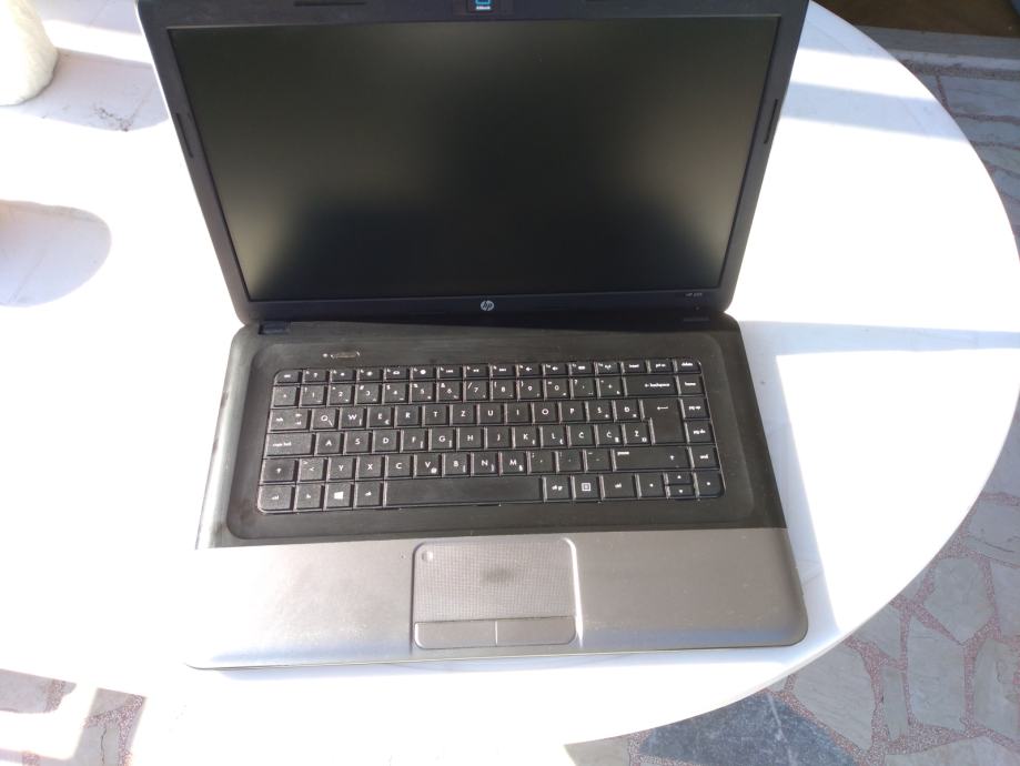 Laptop HP 655 15.6 + punjač - bez baterije - tipkovnica poluispravna