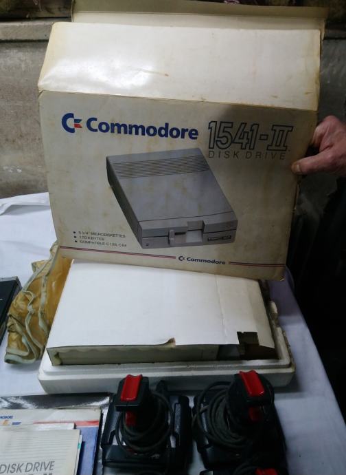 Amiga A500 i Commodore 64 igrače konzole