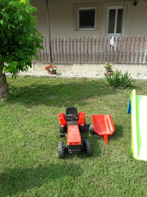 Mali traktor s prikolicom