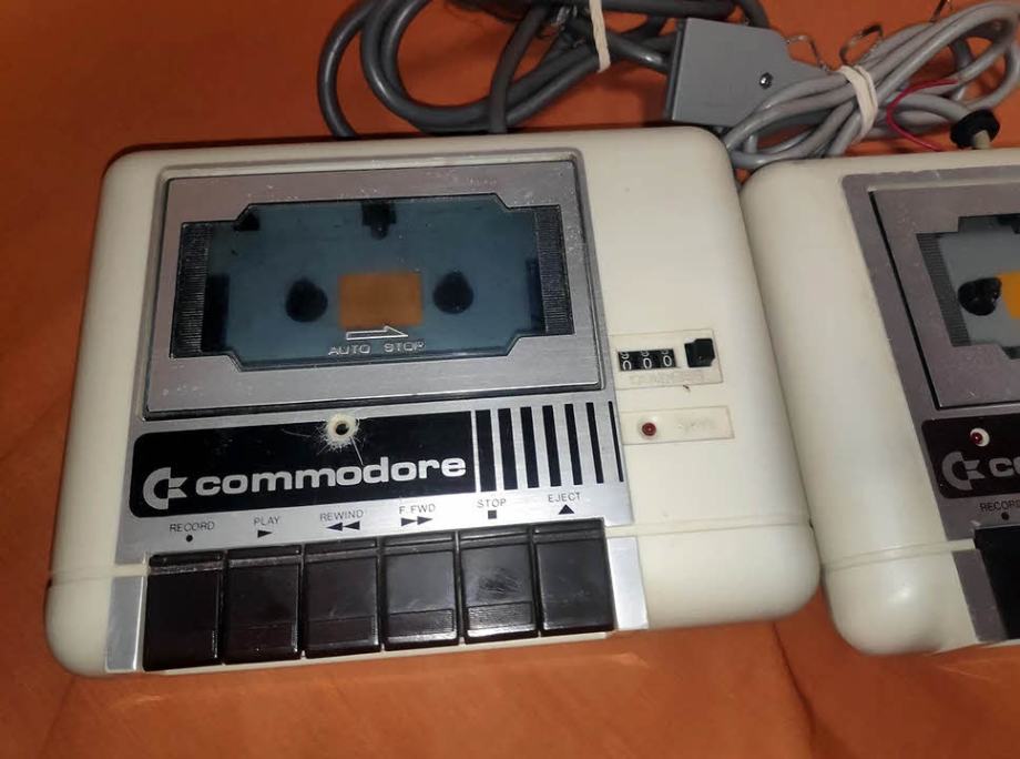 2 kom. 1530 Datassette Unit Model C2N kazetofon za Commodore + kutija