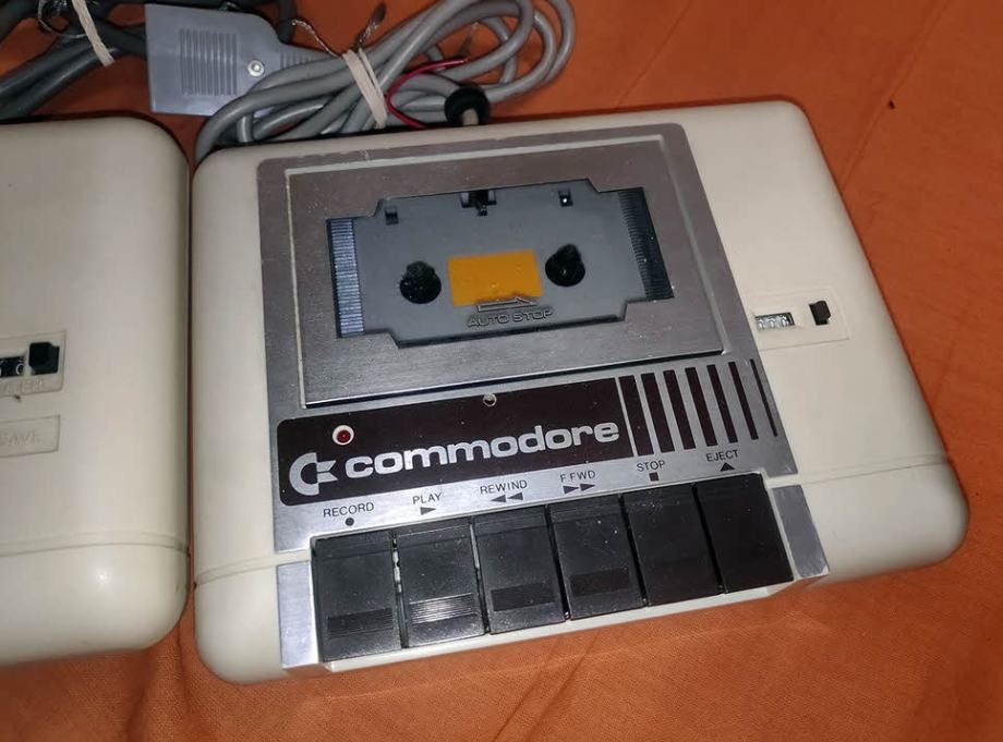 2 kom. 1530 Datassette Unit Model C2N kazetofon za Commodore + kutija