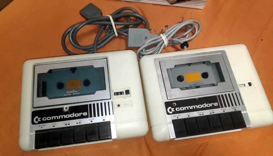 2 kom. 1530 Datassette Unit Model C2N kazetofon za Commodore + kutija