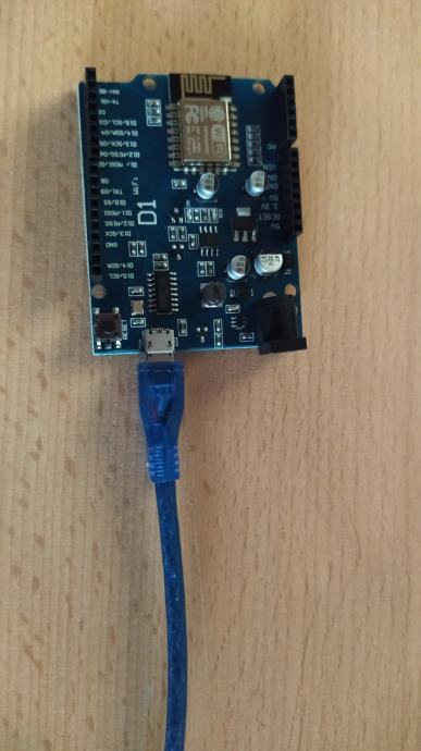 Arduino UNO, D1, shield-ovi, breadboard, ESP8266, ESP-01S DHT11