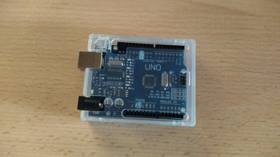 Arduino UNO, D1, shield-ovi, breadboard, ESP8266, ESP-01S DHT11