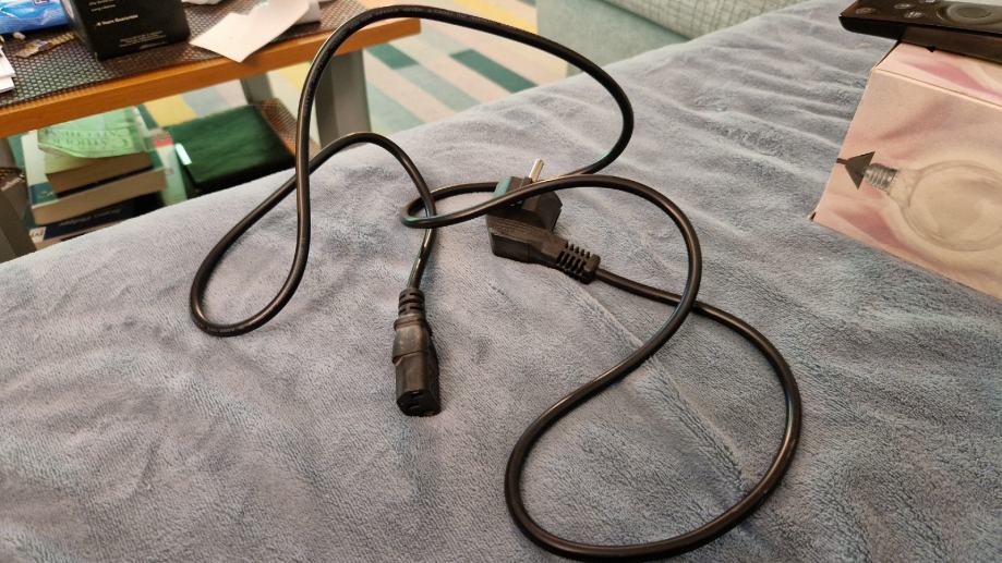 kabel za napajanje računala, monitora itd.