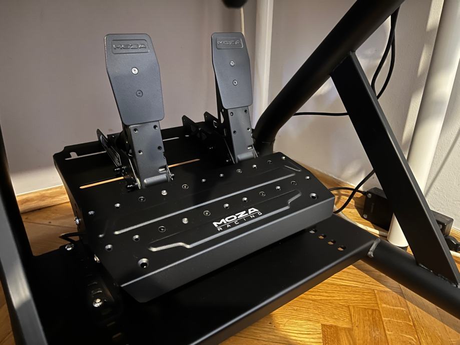 Sim racing rig: Moza R5 Direct drive bundle + GT Omega Titan kokpit