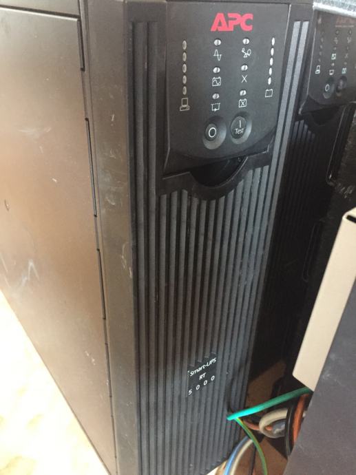 Prodajem APC SMART UPS RT 5000 sa dodatnim battery packom