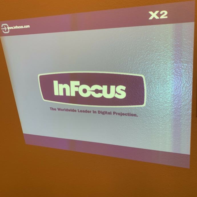 Prodajem projektor InFocus X2