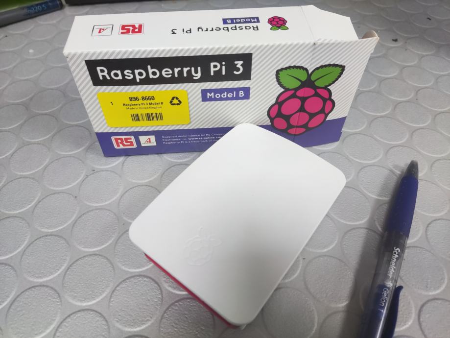 Rasperry 3 + Rpi Touch Screen 7 + RTC + Rpi kućište + original PSU