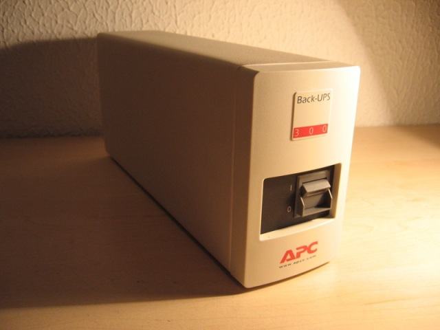 UPS APC 300 - PUNO KOMADA,ALI PO POTREBI