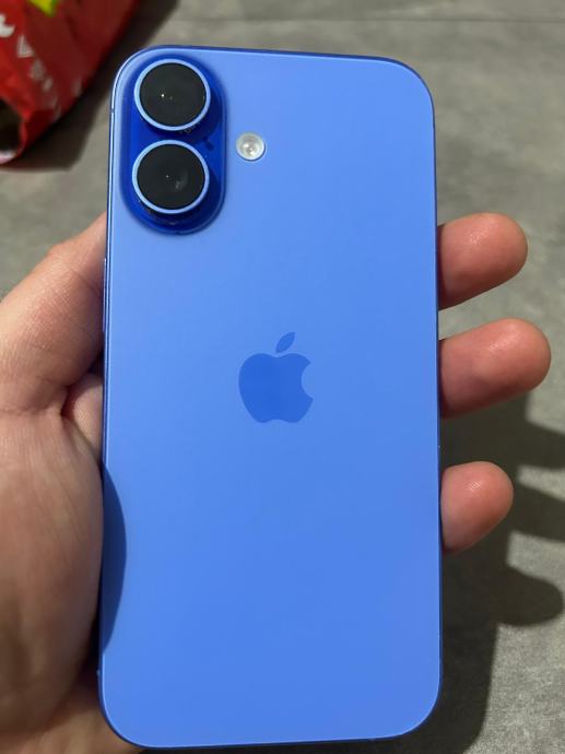 Prodajem iPhone 16,ultramarine blue ,128gb ,godinu i pol dana star