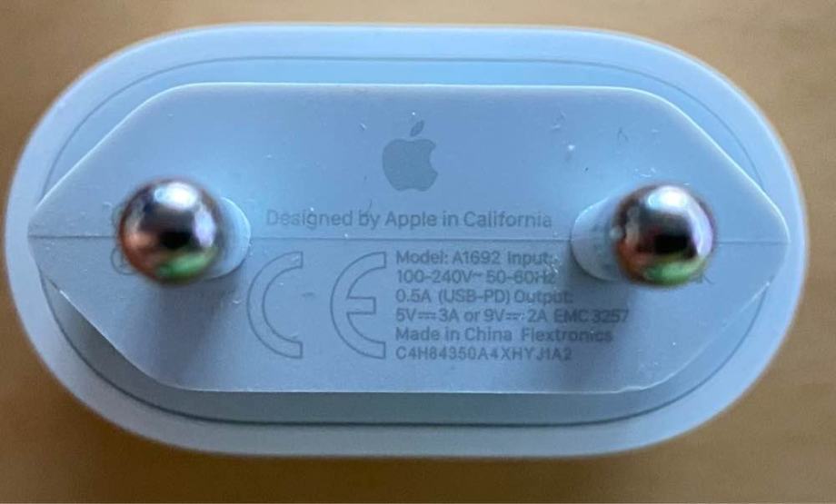 Apple 18W USB-C Power Adapter i pripadajući kabel