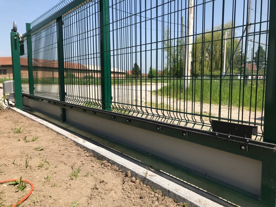 Panelne ograde sa betonskim parapetom - proizvodnja, prodaja i montaža