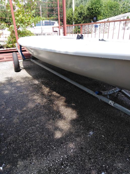 Jedrilica Laser 420 goli trup