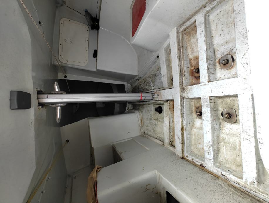 Na prodaju: Natjecateljska jedrilica Racer 33