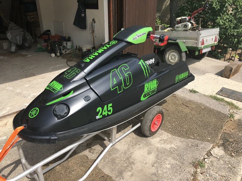 Yamaha SuperJet 701 Stojeći