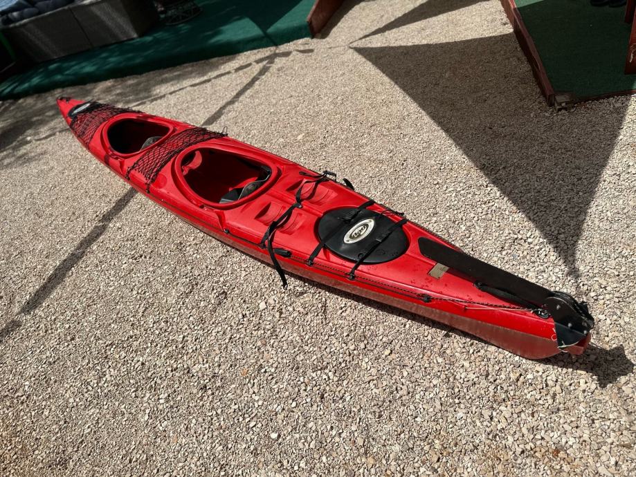 Morski kayak, namjenjen za duga putovanja i otvorene vode.
