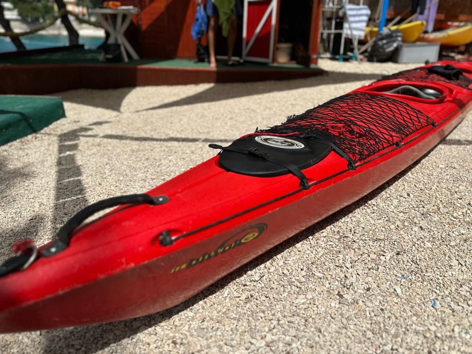 Morski kayak, namjenjen za duga putovanja i otvorene vode.