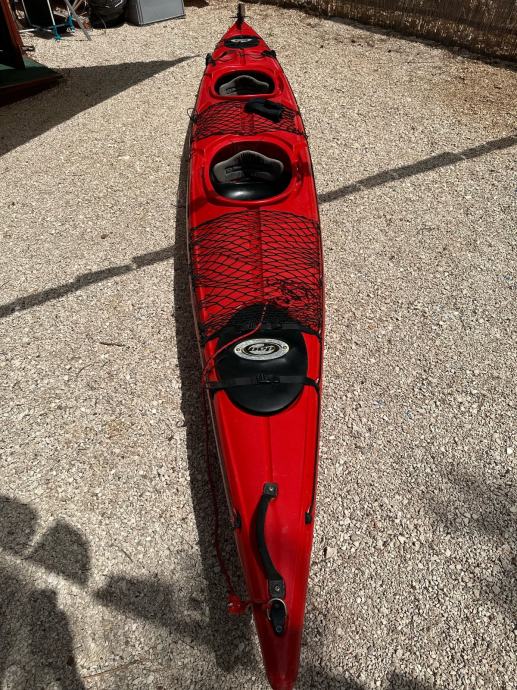 Morski kayak, namjenjen za duga putovanja i otvorene vode.