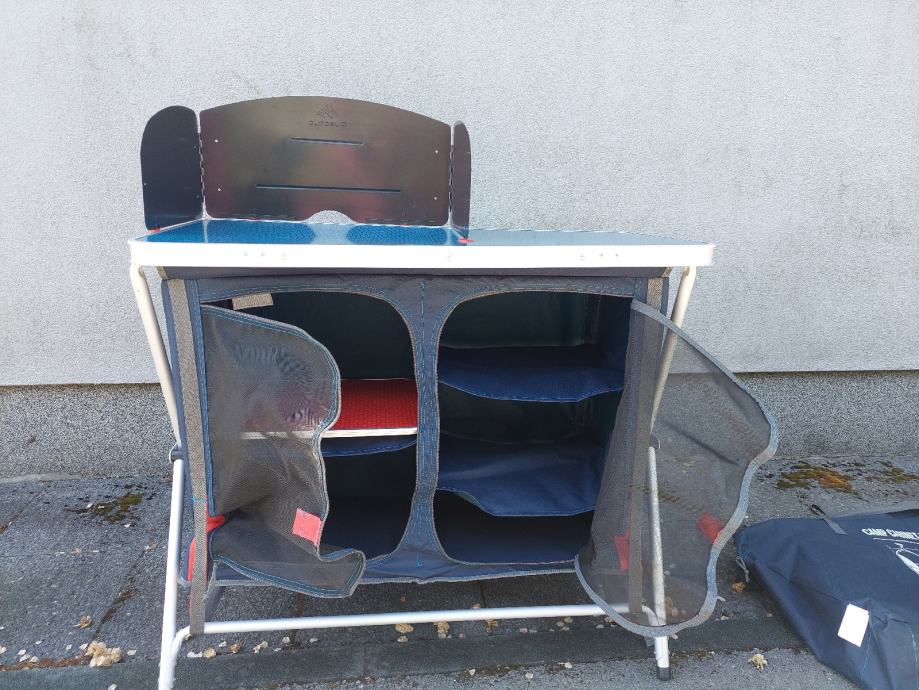 Komplet nove opreme za kampiranje