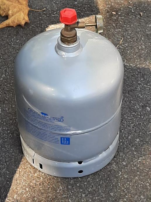 Plinski roštilj za kampiranje s bocom