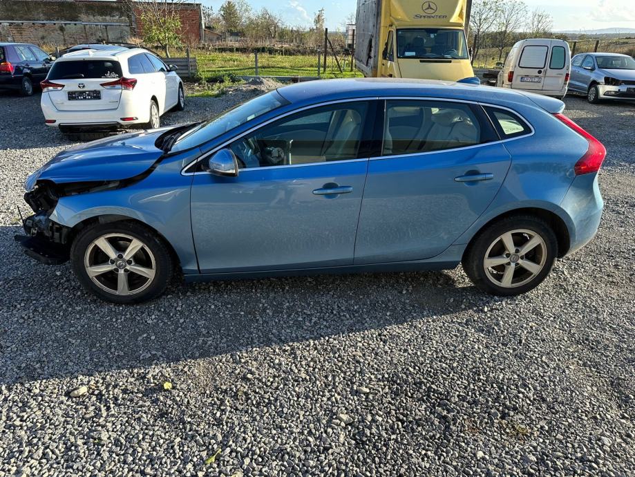 Volvo V40 D2, 2014g, oštećen prednji dio, 2014 god.
