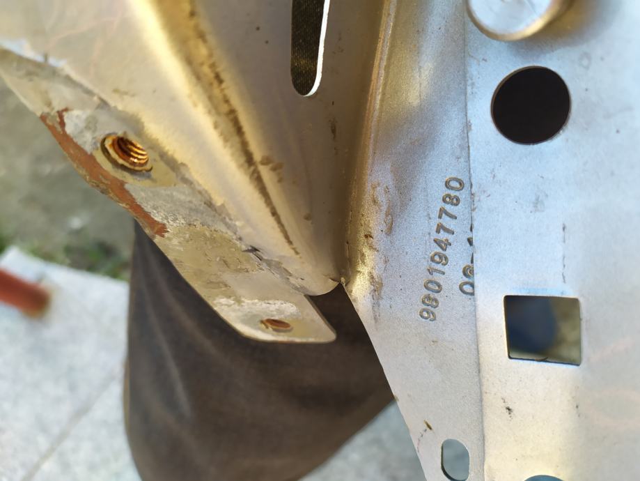 Blatobran Peugeot 308 (2-gen.) T9 - lijevi 9801947780