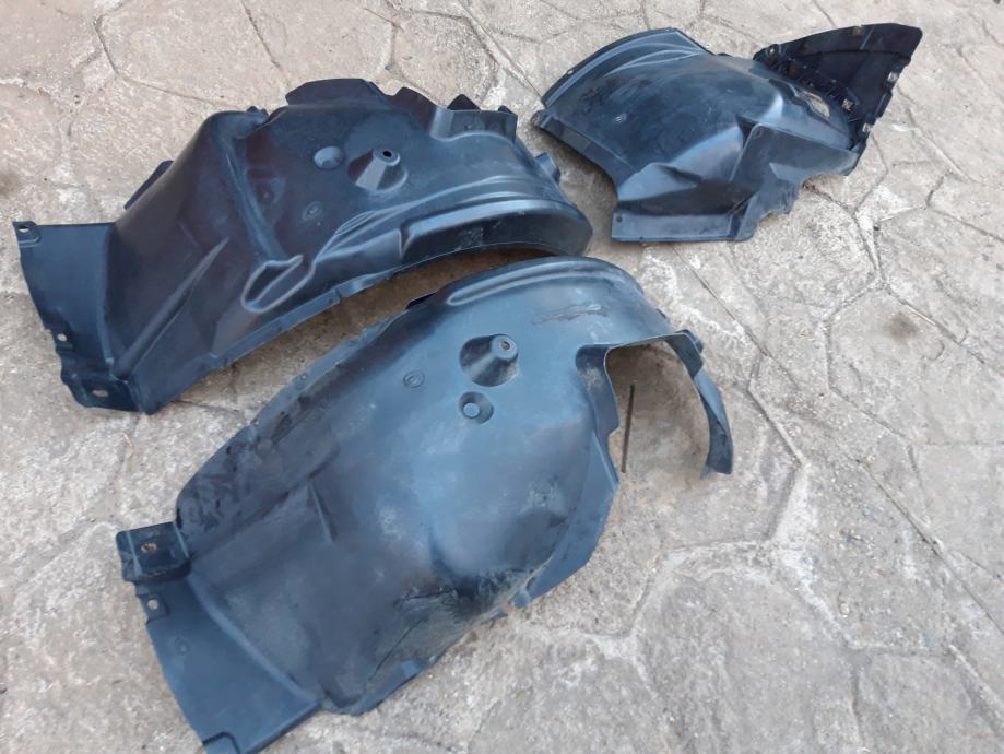 BMW E81 E87 OPLATE OKO KOTACA OBLOGA LIJEVA DESNA PVC PLASTIKA PREDNJA