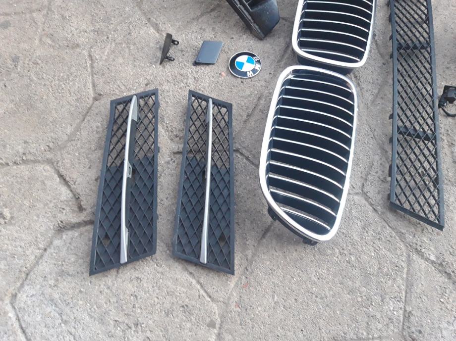 BMW F10 DIJELOVI BRANIKA MASKA RESETKE PLASTIKA POKLOPAC MAGLENKA PDC