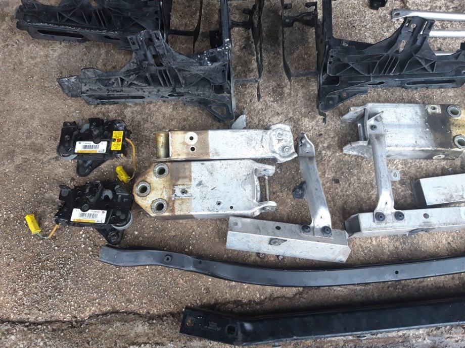 Bmw F10 F11 vezni lim nosač branika fara greda povezivač traverza