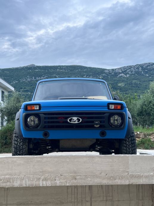 Lada niva Prednja maska s znakom bez nosaca