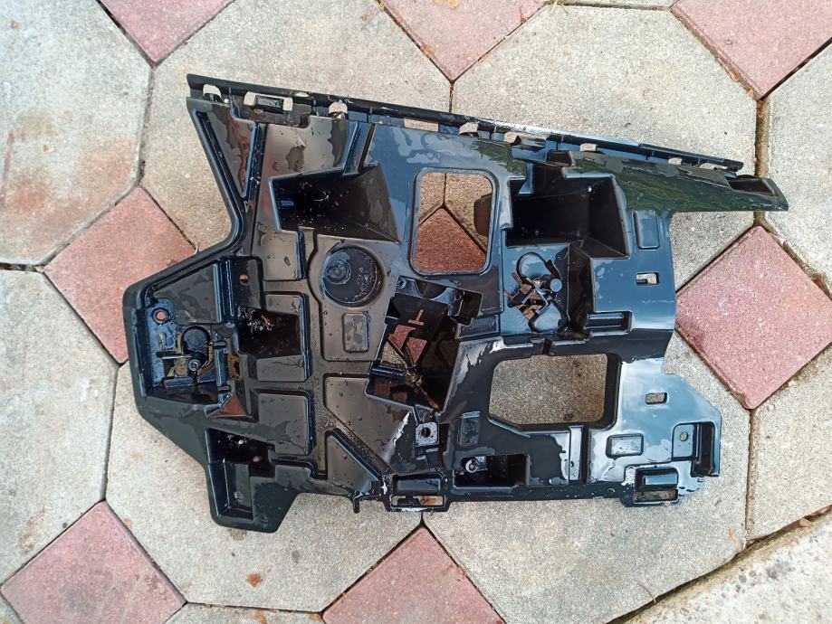 Volvo V40 prednji desni nosač branika volvo 31425002