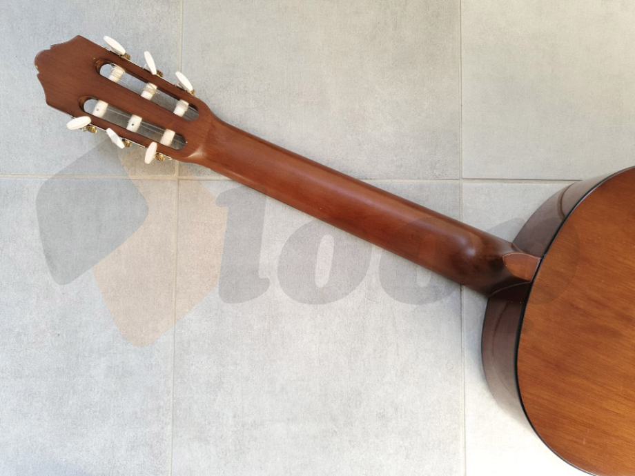 Yamaha C-40 klasična gitara