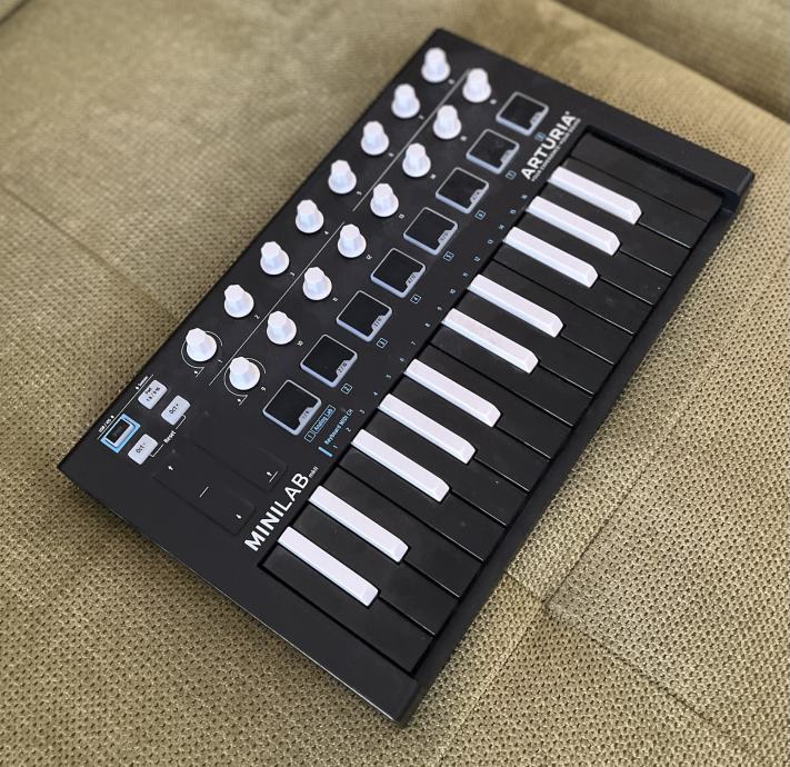 Arturia MiniLab MkII Black Inverted - MIDI kontroler - top stanje!