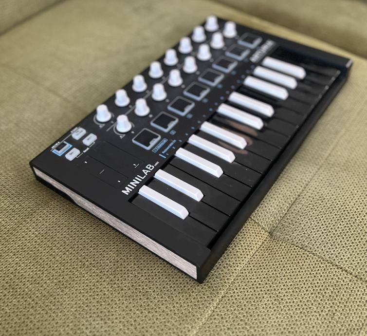 Arturia MiniLab MkII Black Inverted - MIDI kontroler - top stanje!
