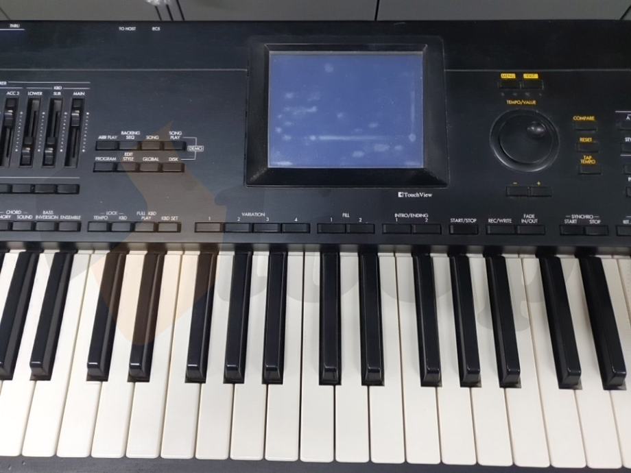 Korg i30 arranger synth