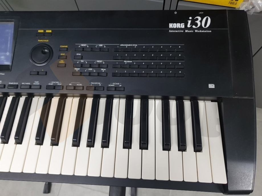 Korg i30 arranger synth