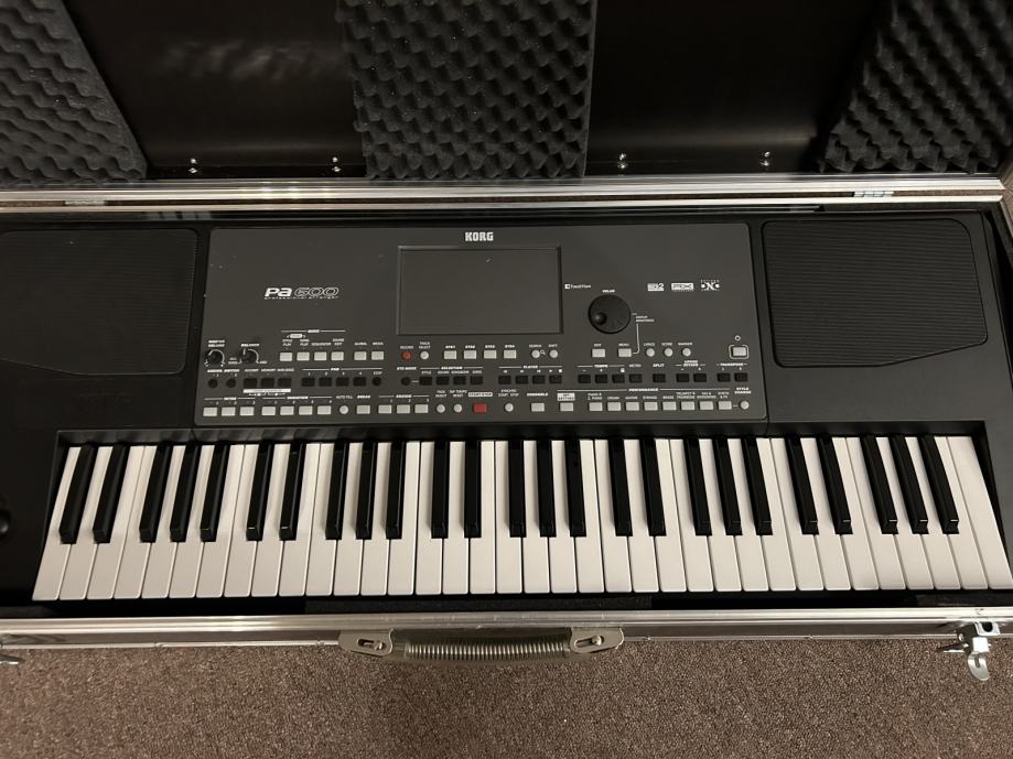 KORG PA600