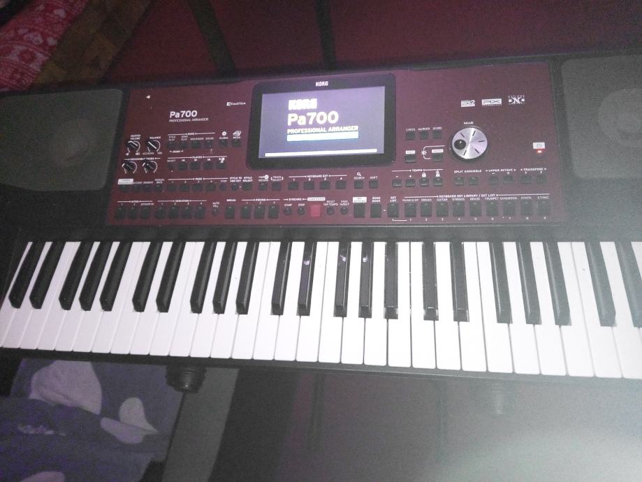 Korg pa700