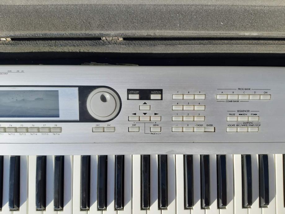 Korg TRITON LE, 76 keys - sa koferom