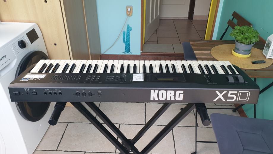 Korg X5D s futrolom