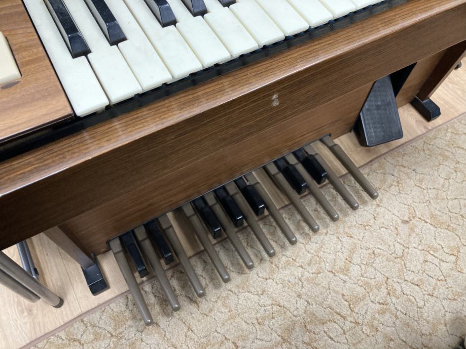 Orgulje Crumar model 201, dva manuala