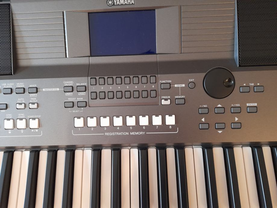 PRODAJEM SYNTH YAMAHA PSR 670