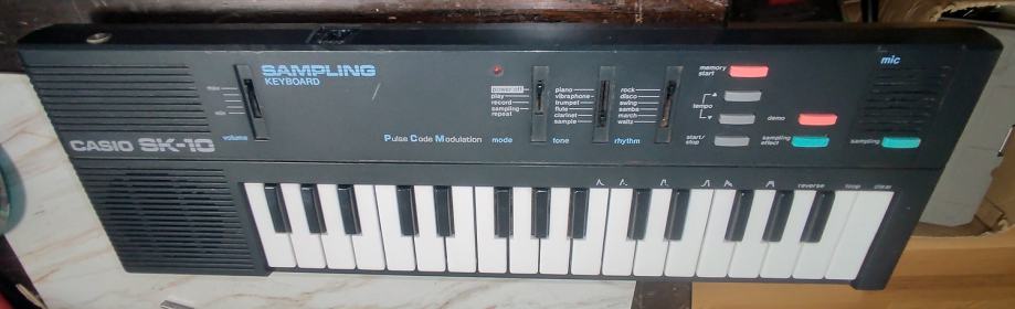 Retro klavijatura synth synthesizer CASIO SK-10 SK10 Sampling keyboard