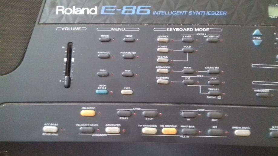 ROLAND E-86 MIDI GS SYNTHESIZER