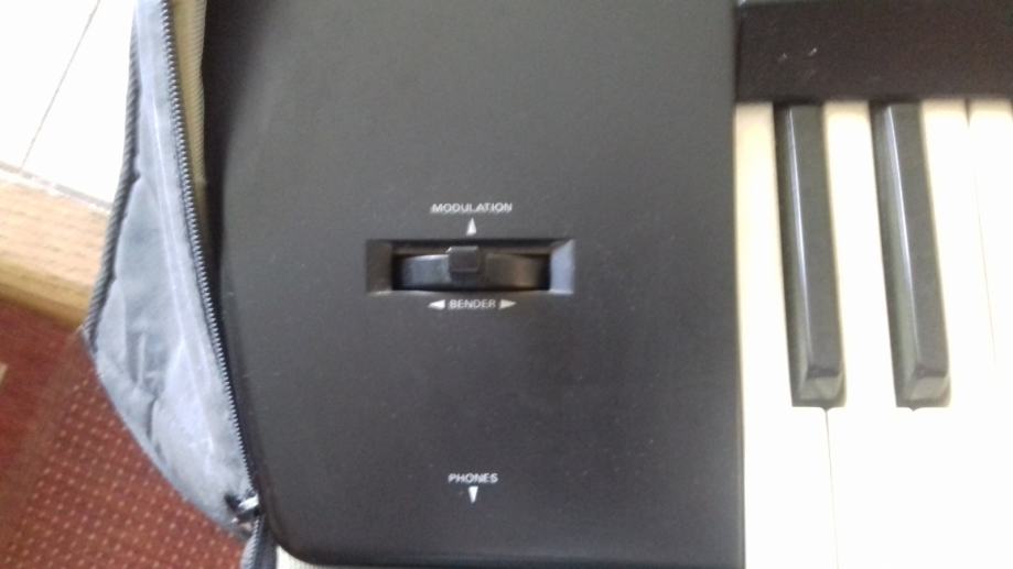 ROLAND E-86 MIDI GS SYNTHESIZER