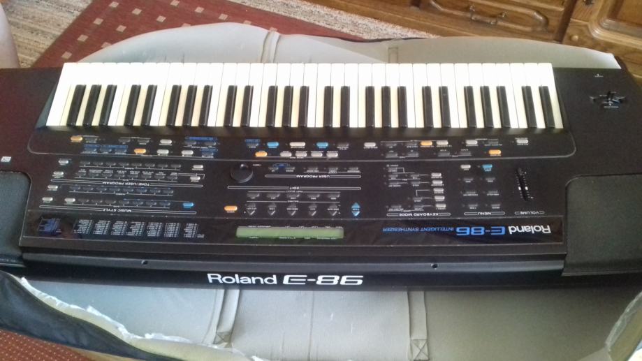 ROLAND E-86 MIDI GS SYNTHESIZER