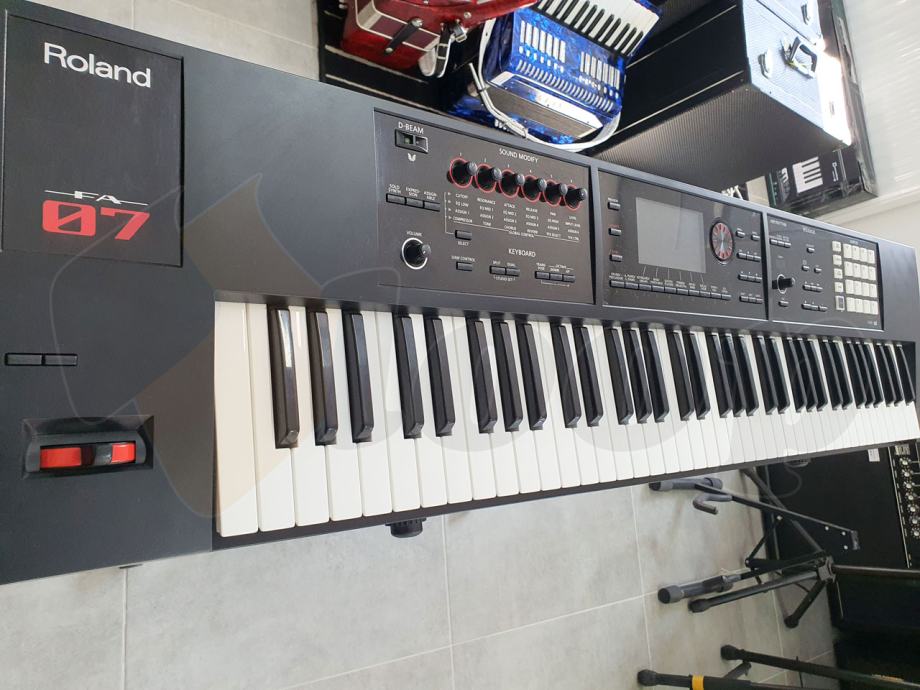 Roland FA 07 workstation synthesizer
