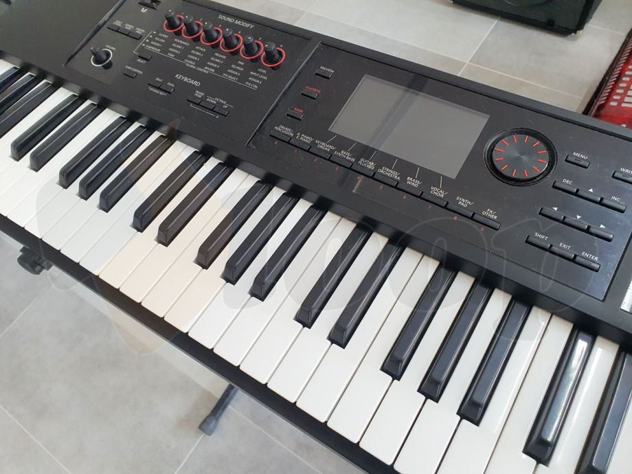 Roland FA 07 workstation synthesizer
