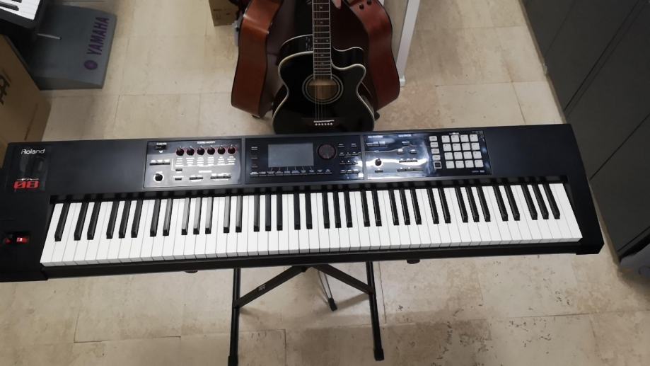 Roland FA 08